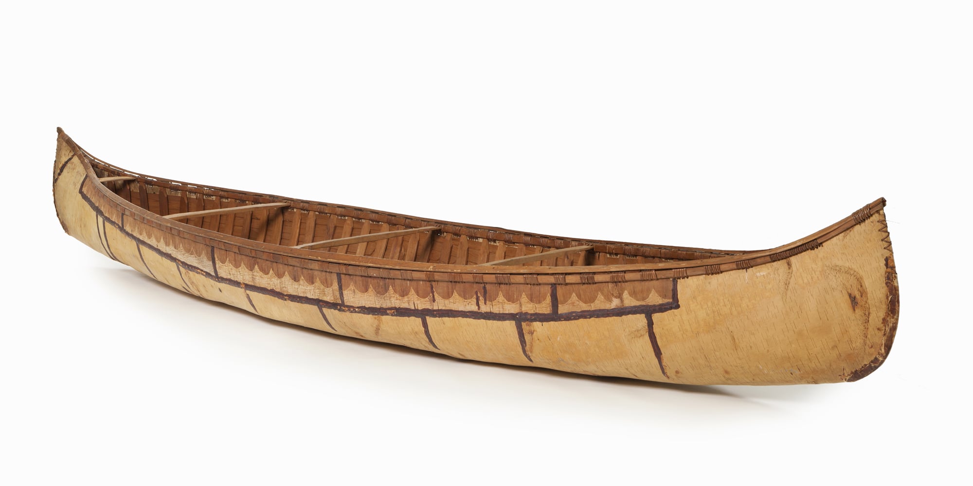 Canot d’écorce servant à se déplacer sur des lacs et des rivières.